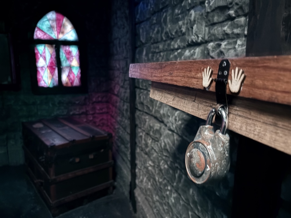 upside-down-escape-games-nocturnal-keep-4-Direction-Lock - Room Escape ...